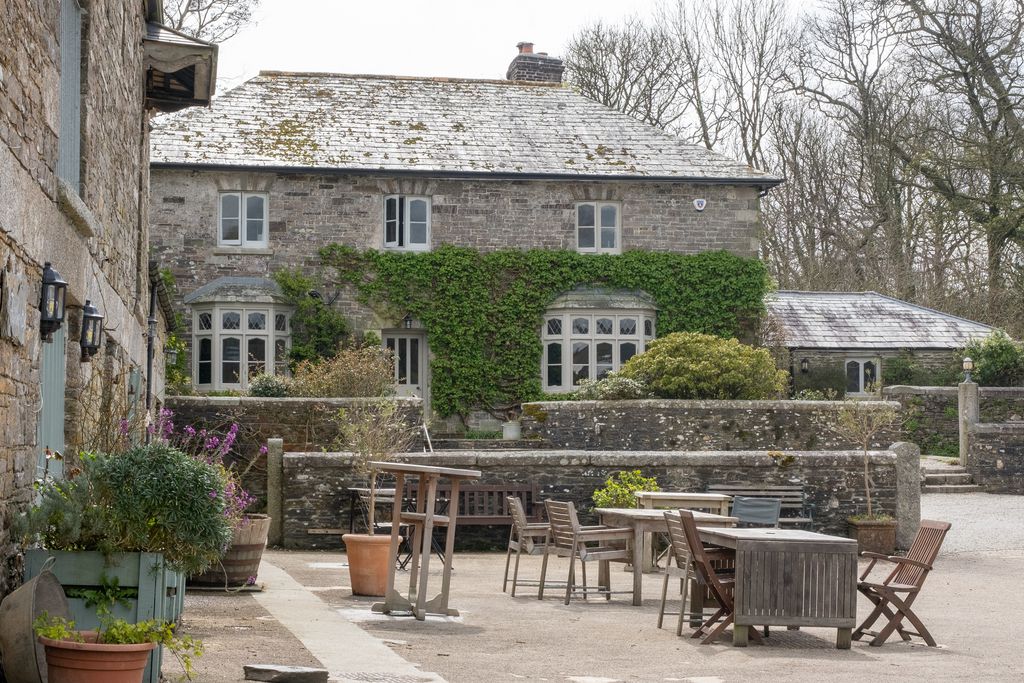 Coombeshead Farm - The Farmhouse & Grain Store - Sawday's